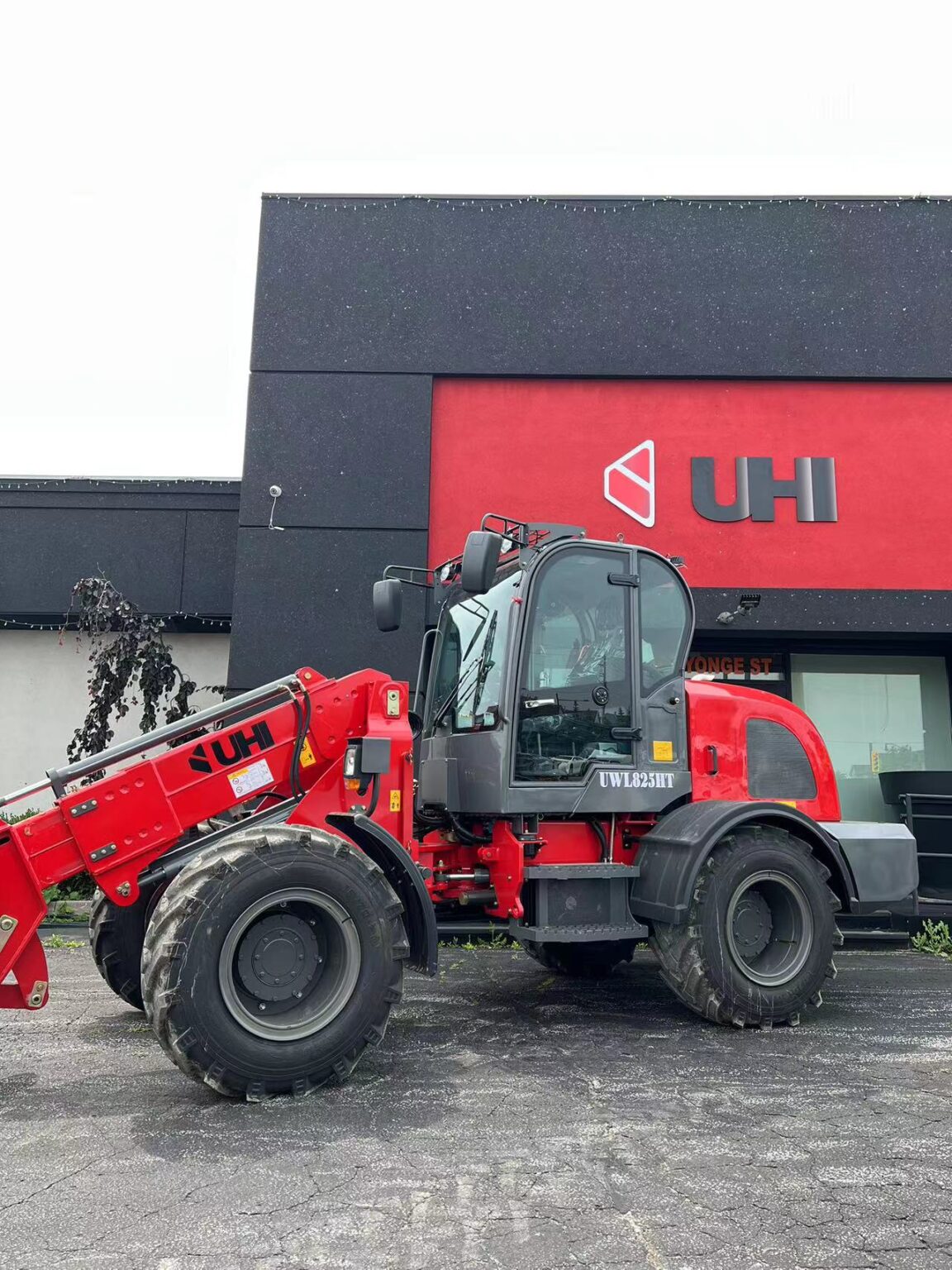 UHI Machinery UWL825HT Telescopic Handler 5,511lbs. Lift Capacity ...