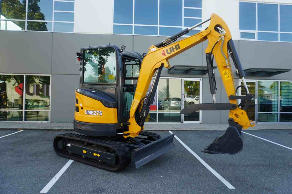 UHI Machinery UME27S Mini Excavator 5,960lbs. 19.6HP Kubota Engine ...